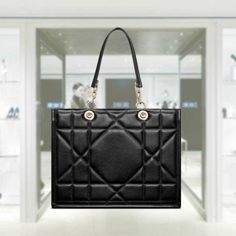 Dior MEDIUM DIOR ESSENTIAL TOTE BAG M8721OZVJ_M900 – BORDER-GARA
